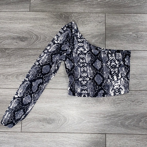 Tops | One Sleeve Black And White Snakeskin Top Size Medium | Poshmark